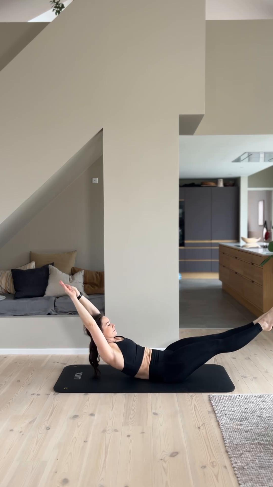 Playbook - Fit with Josephine Sander - Dumbbell abs and core
