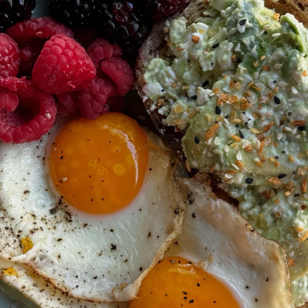 HIGH PROTEIN BREAKFAST GUIDE by Taylor Beaulieu